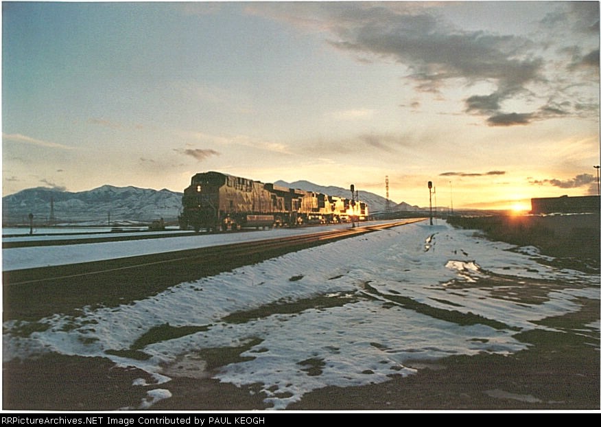 UP 5252 5254 5253 AND 4536 make a reverse move back to their train